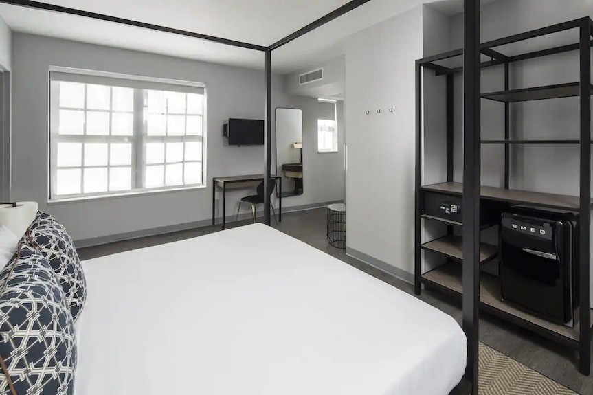 Rendale | Junior Suite | Pool Day | Pet-friendly Stay - Miami Beach, FL