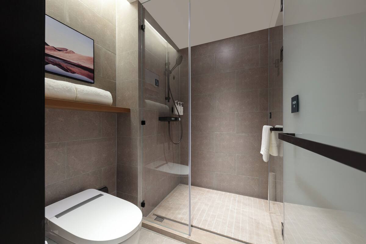 Quarto Individual Básico | Casa de banho | Um polibã, um secador de cabelo, chinelos, toalhas fornecidas 