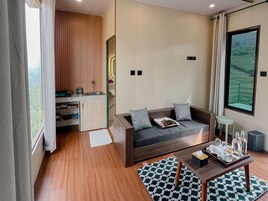 Suíte superluxo, 1 cama Queen, sacada, vista para a montanha | Área de estar | Smart TV 43 polegadas com canais digitais