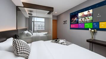 Quarto Duplo Superior, Vista para a cidade | Secretária, secretária adequada para computadores portáteis