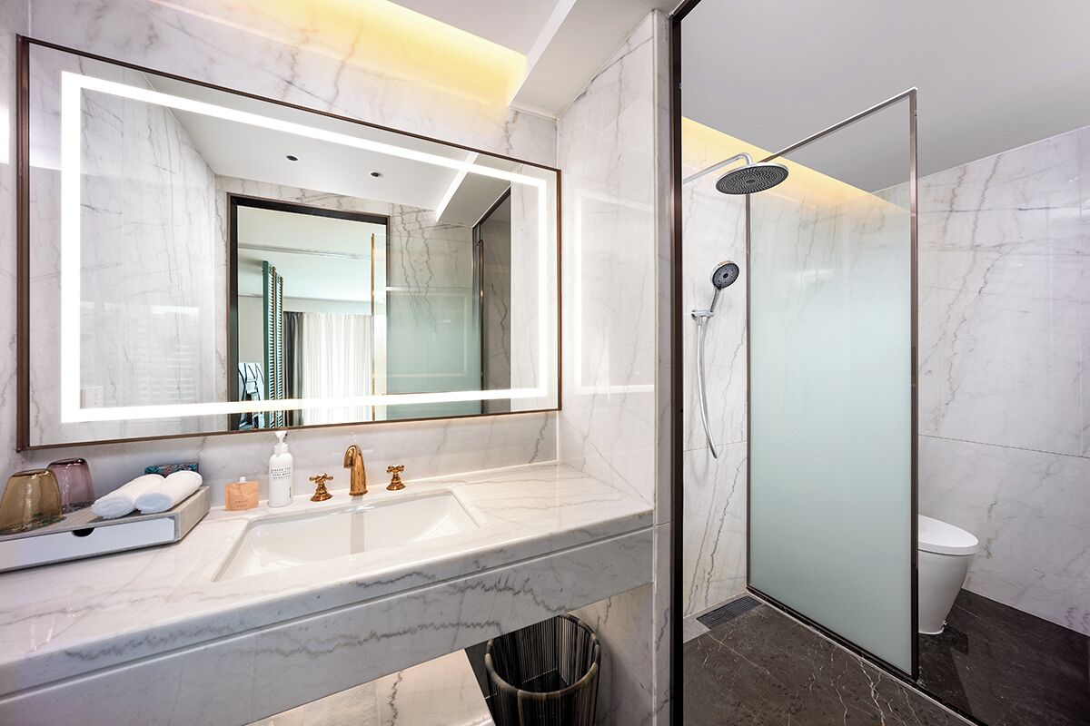 Quarto duplo superluxo, vista para a cidade | Banheiro | Produtos de toalete grátis, secador de cabelo, chinelos 