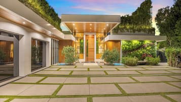 Villa (6 Bedrooms) | Exterior