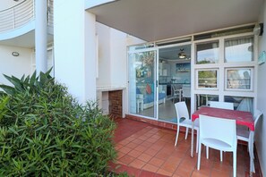 Apartamento Comfort, pátio, vista parcial para o mar | Refeições ao ar livre