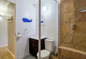 Apartamento Comfort, pátio, vista parcial para o mar | Casa de banho