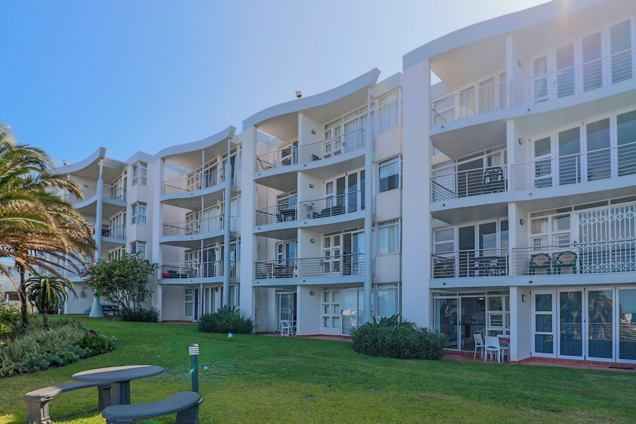 Apartamento Comfort, pátio, vista parcial para o mar | Exterior