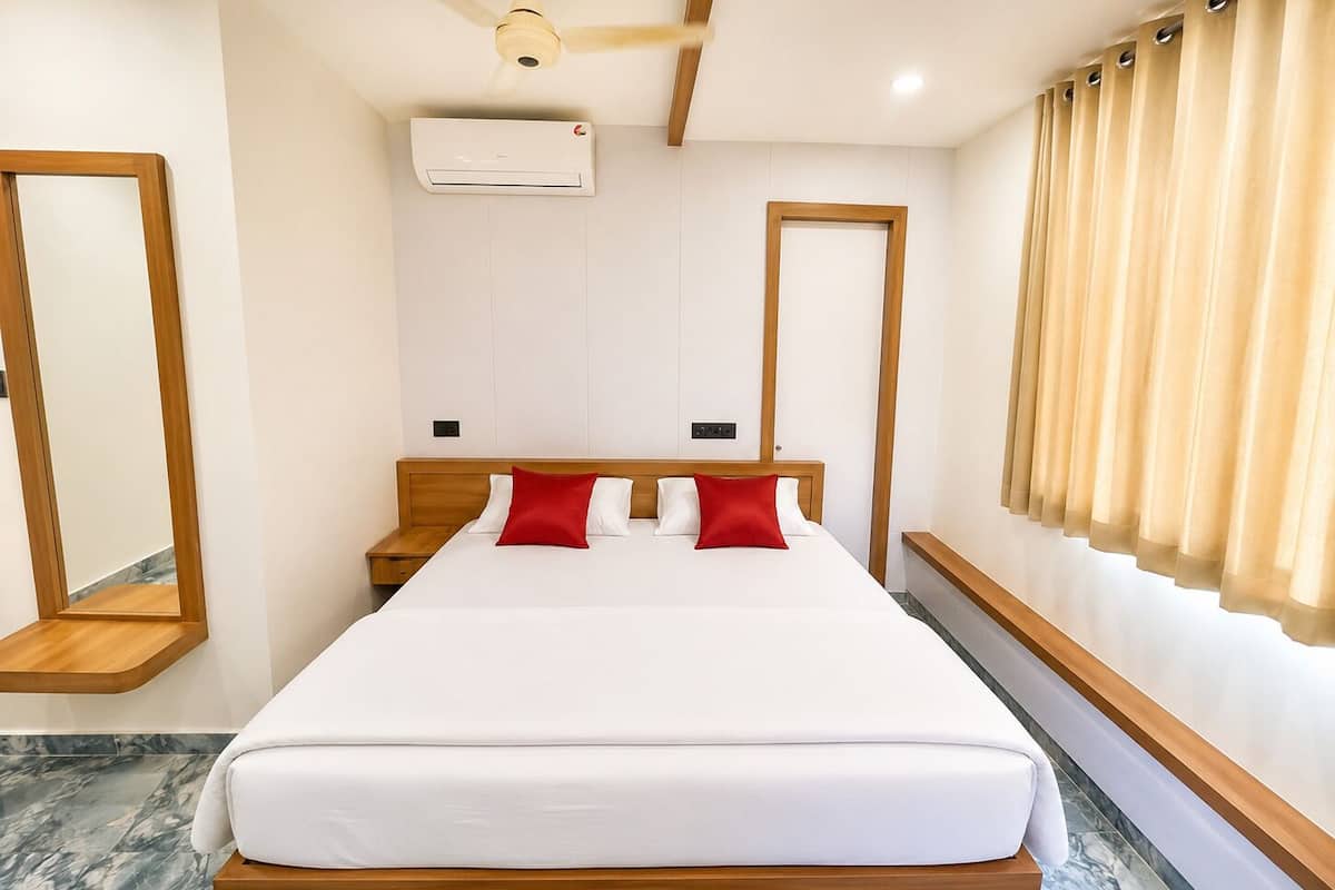 Quarto casal luxo | Escrivaninha, espaço de trabalho para notebook, Wi-Fi de cortesia