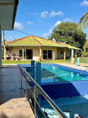 Quarto Triplo Deluxe, vista para a piscina | Terraço/pátio interior