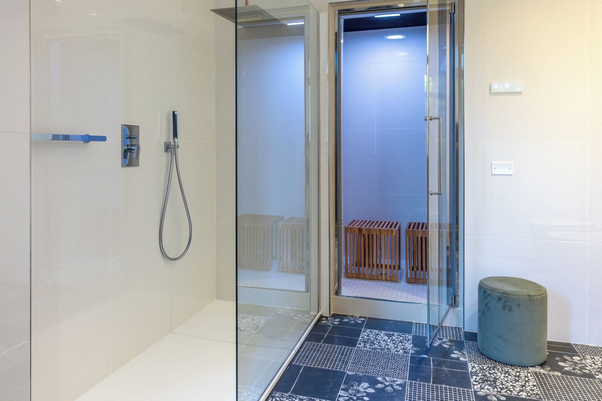 Suite de Luxo, vista para o parque | Casa de banho | Artigos de higiene pessoal grátis, um secador de cabelo, chinelos 