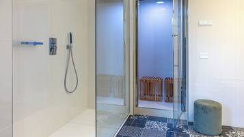 Suite de Luxo, vista para o parque | Casa de banho | Artigos de higiene pessoal grátis, um secador de cabelo, chinelos