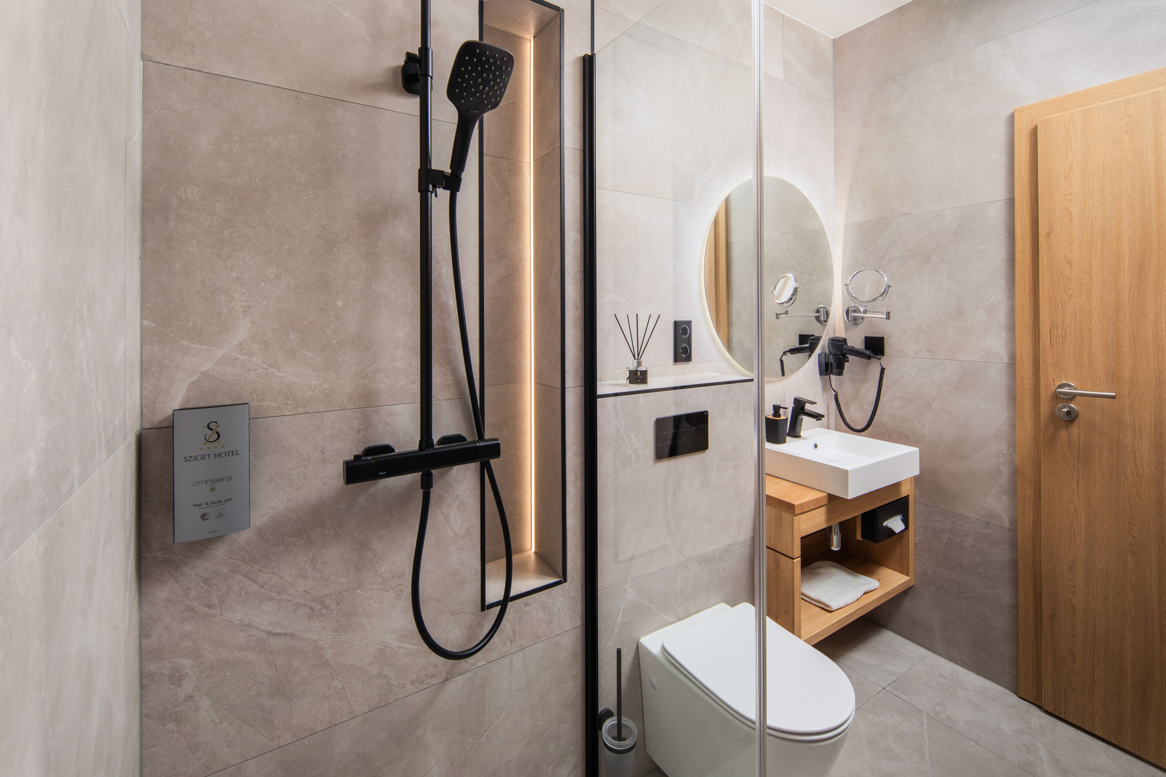 Quarto casal ou duplo superior, sacada, vista para o lago | Banheiro | Secador de cabelo, toalhas de banho, sabonete, shampoo