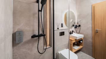 Quarto casal ou duplo superior, sacada, vista para o lago | Banheiro | Secador de cabelo, toalhas de banho, sabonete, shampoo