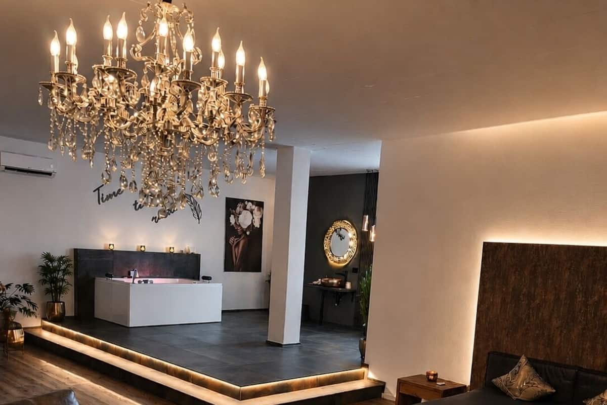 Sursee Crystal Luxury Suite (Private spa with whirlpool and Finnish sauna) | Edredões de penas, minibar, Wi-fi grátis, com decoração personalizada