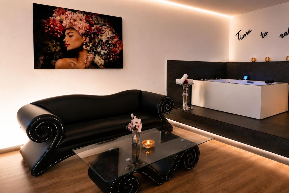 Sursee Silver Luxury Suite (Private spa with whirlpool and infrared sauna) | Casa de banho | Um polibã e uma banheira separados, uma banheira de hidromassagem
