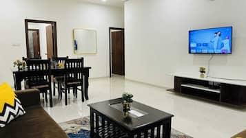 Apartamento Superior, 1 quarto, varanda, Vista para a cidade | Sala de estar | Televisor LED de 32 polegadas com canais digitais