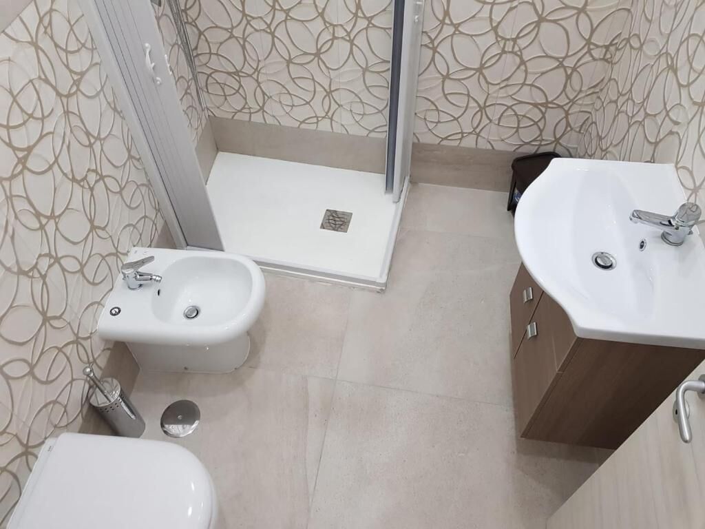 Quarto quádruplo clássico, sacada, vista para a cidade | Banheiro
