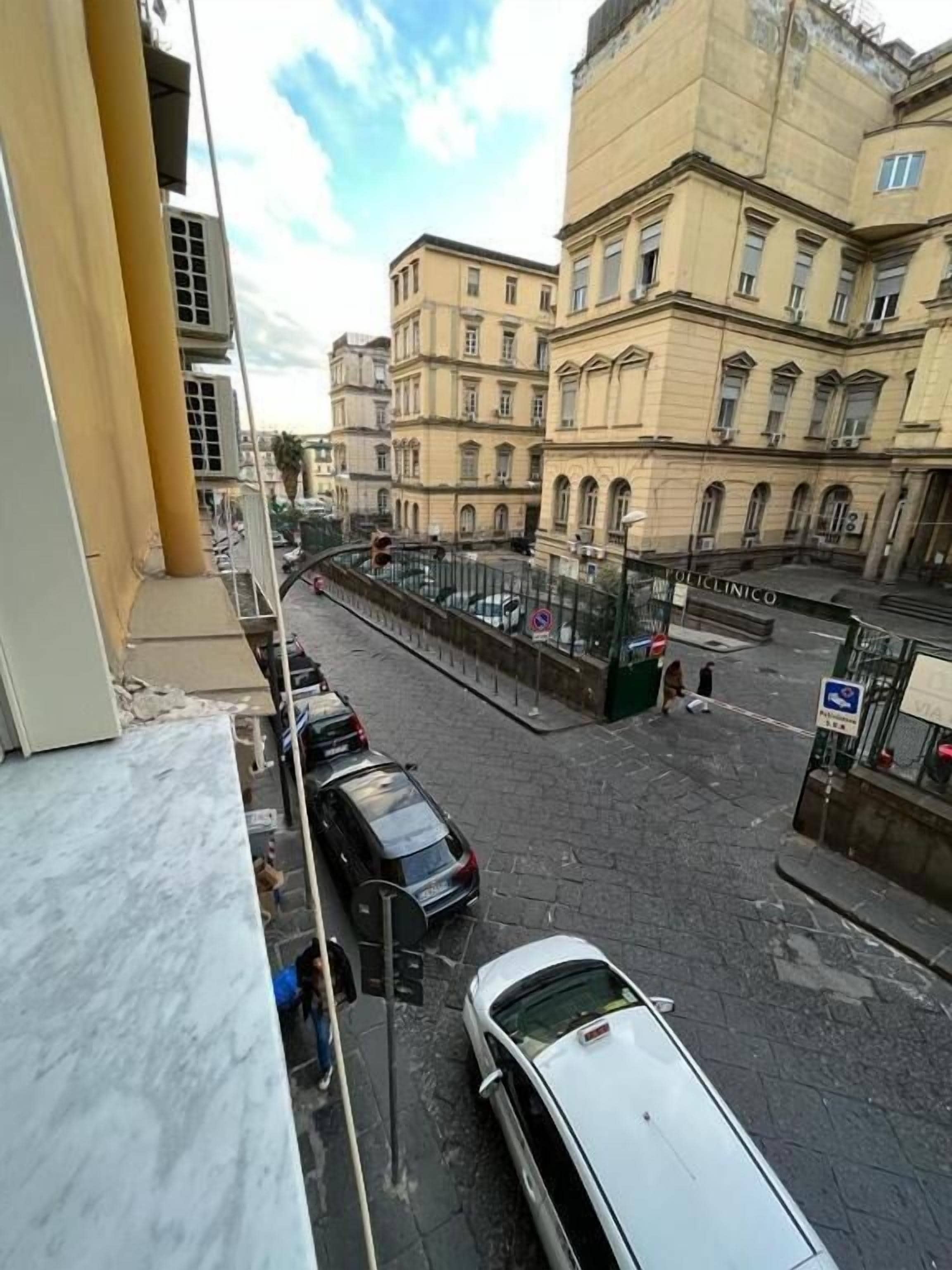 Quarto casal clássico, sacada, vista para a cidade | Vista da propriedade