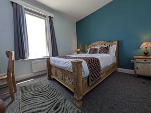 Quarto Duplo Deluxe, vista para o mar | Secretária, secretária adequada para computadores portáteis 