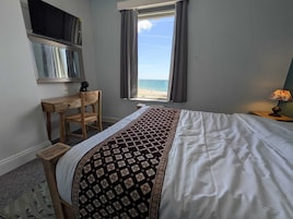 Quarto Duplo Deluxe, vista para o mar | Secretária, secretária adequada para computadores portáteis 