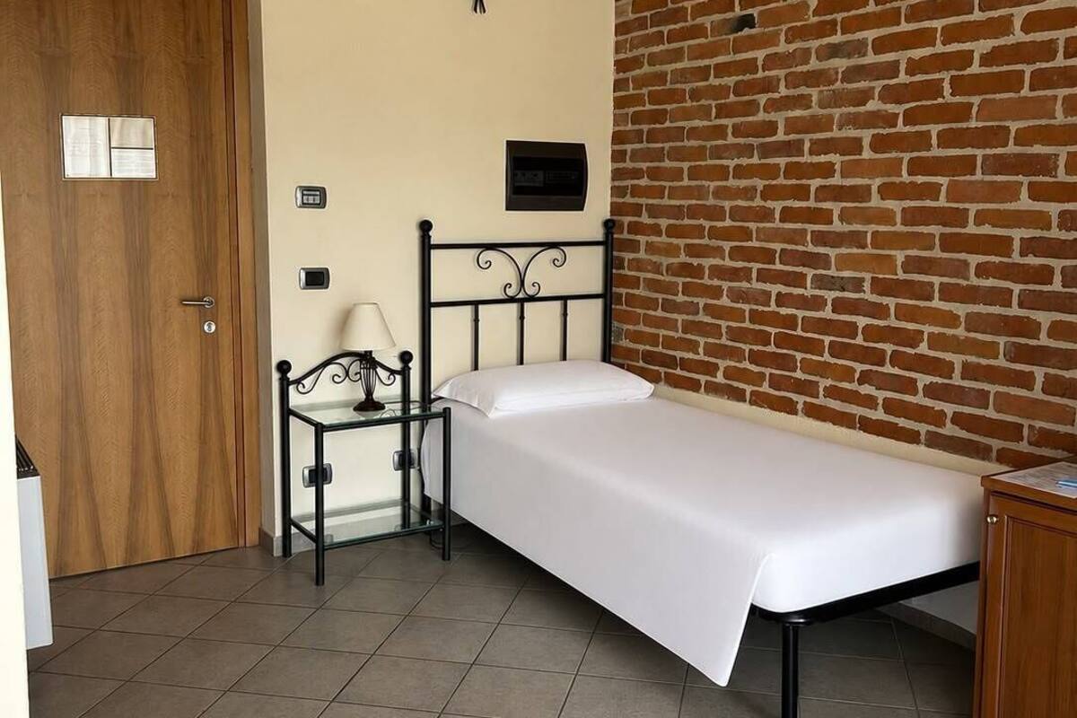 Quarto duplo básico | Cofres nos quartos, escrivaninha, cortinas blackout, Wi-Fi de cortesia