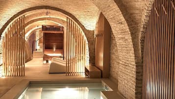 Piscina interna, funciona das 7h30 às 10h30, espreguiçadeiras