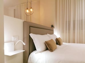 Quarto casal superior, cozinha americana | Frigobar (abastecido com itens grátis), cofres nos quartos