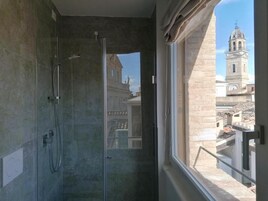 Quarto Duplo Panorâmico | Casa de banho | Chinelos 