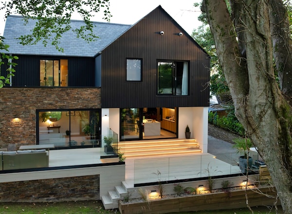 Stunning Bude Retreat With Hot Tub - 부드