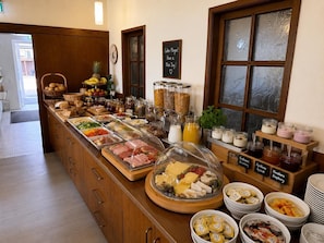 Pequeno-almoço tipo buffet diário mediante uma taxa