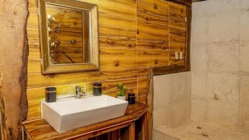Quarto Duplo Deluxe, vista para o mar | Casa de banho