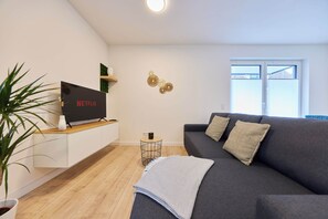 Smart TV 43 polegadas com canais digitais, Netflix, pisos aquecidos