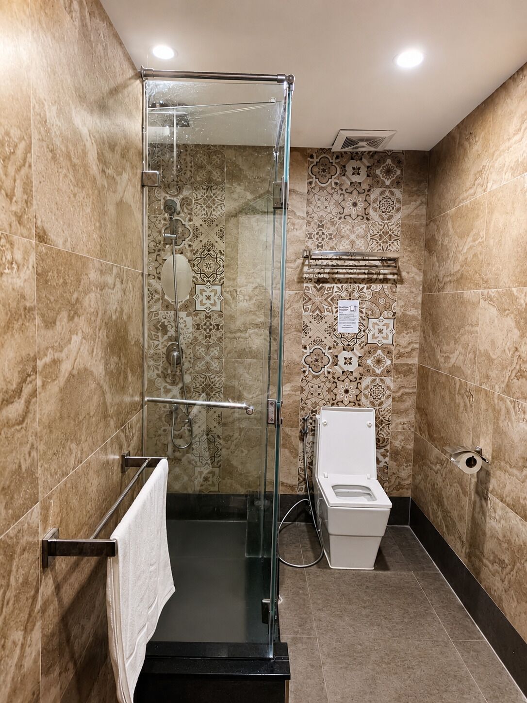 Suite, 1 cama king-size, varanda, Vista para a cidade | Casa de banho | Um polibã, um secador de cabelo, toalhas fornecidas, sabão 