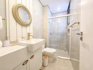Apartamento luxo | Banheiro | Secador de cabelo, toalhas de banho, shampoo, papel higiênico