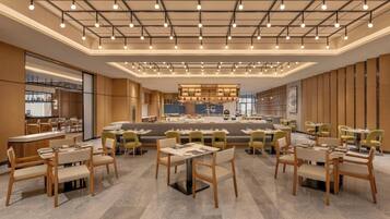 Um restaurante moderno com balcão central, diversas mesas de jantar e cabines.