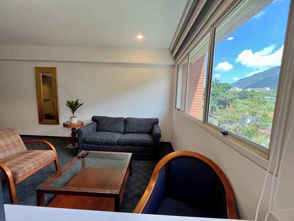 Encanto Clásico En Altamira: Piso 4 Con Balcón - Caracas