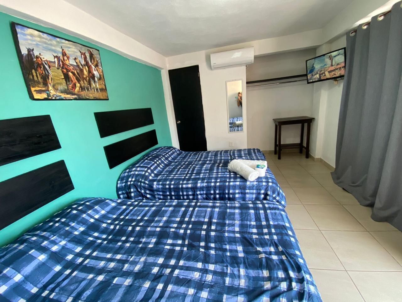 Quarto Quádruplo Familiar | Edredões de penas, Wi-fi grátis, roupa de cama fornecida 