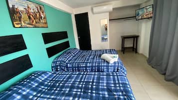 Quarto Quádruplo Familiar | Edredões de penas, Wi-fi grátis, roupa de cama fornecida