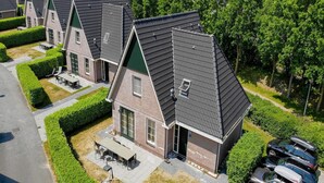 Um bairro residencial com várias casas, cada uma com telhado inclinado e construção em tijolo.
