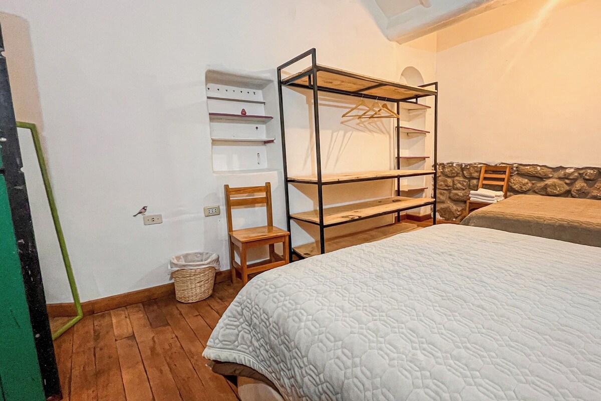 Quarto triplo econômico | Edredons de pluma, camas Tempur-Pedic, Wi-Fi de cortesia