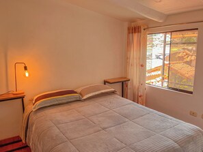 Quarto casal clássico, vista para o jardim | Edredons de pluma, camas Tempur-Pedic, Wi-Fi de cortesia