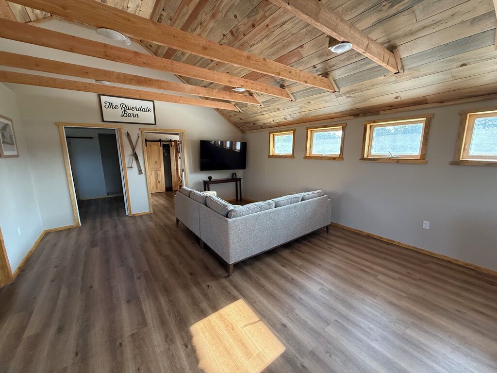 Restored 1800s Barn Retreat 2 Bd  1.5 Bath Between Kalispell & Whitefish - Kalispell, MT