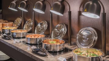 Pequeno-almoço tipo buffet diário mediante uma taxa