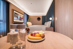 Quarto Duplo Superior, Vista para a cidade | Edredões de penas, camas de colchão viscoelástico, minibar grátis 