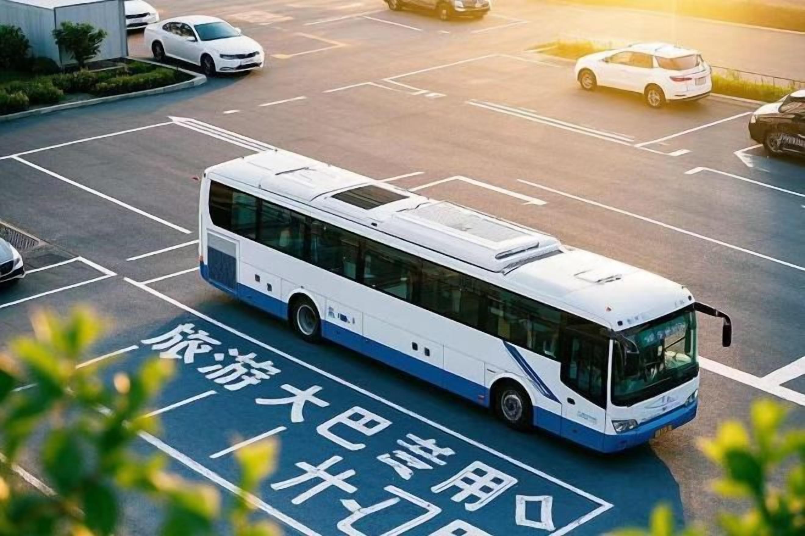 Um ônibus estacionado em um estacionamento, com esquema de cores azul e branco.
