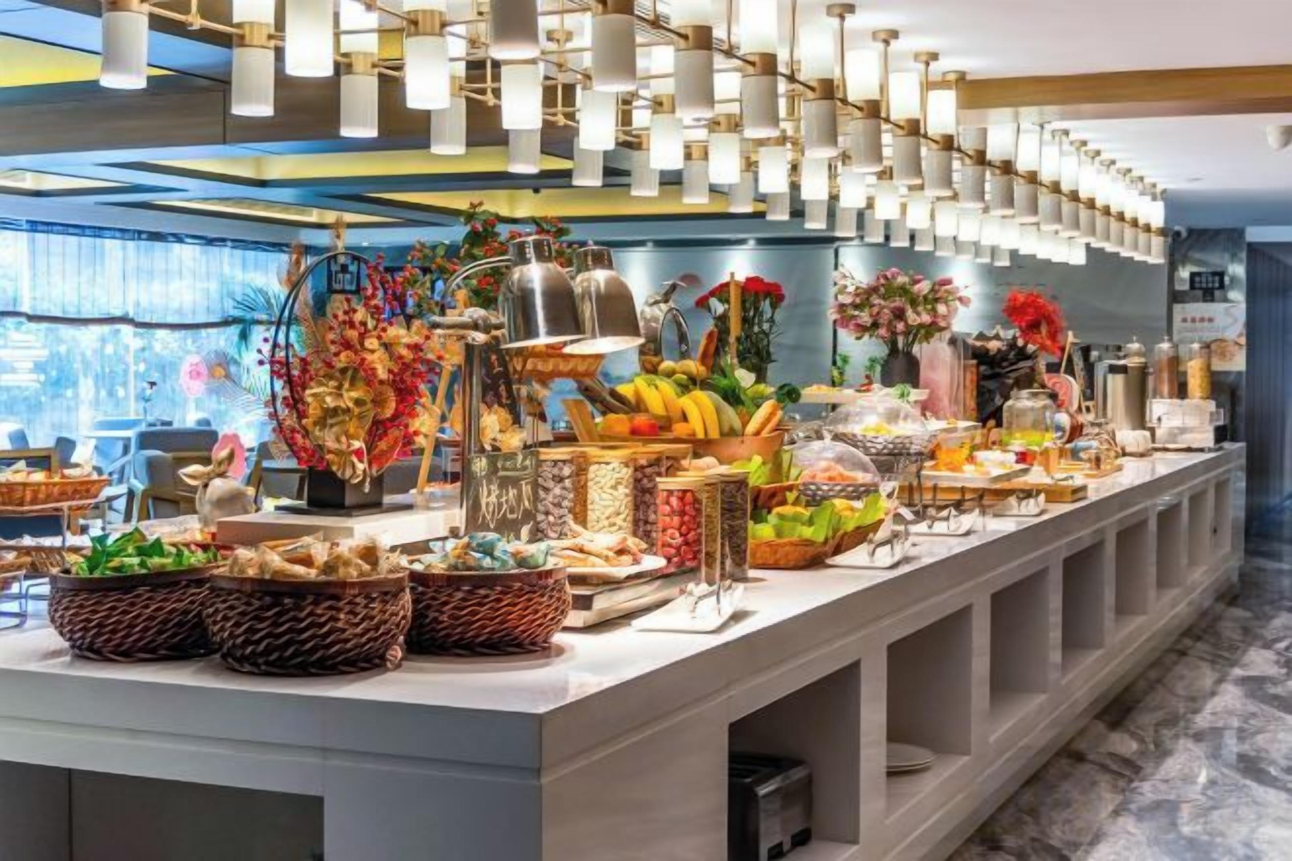 Disposição de buffet com diversos alimentos e decorações.