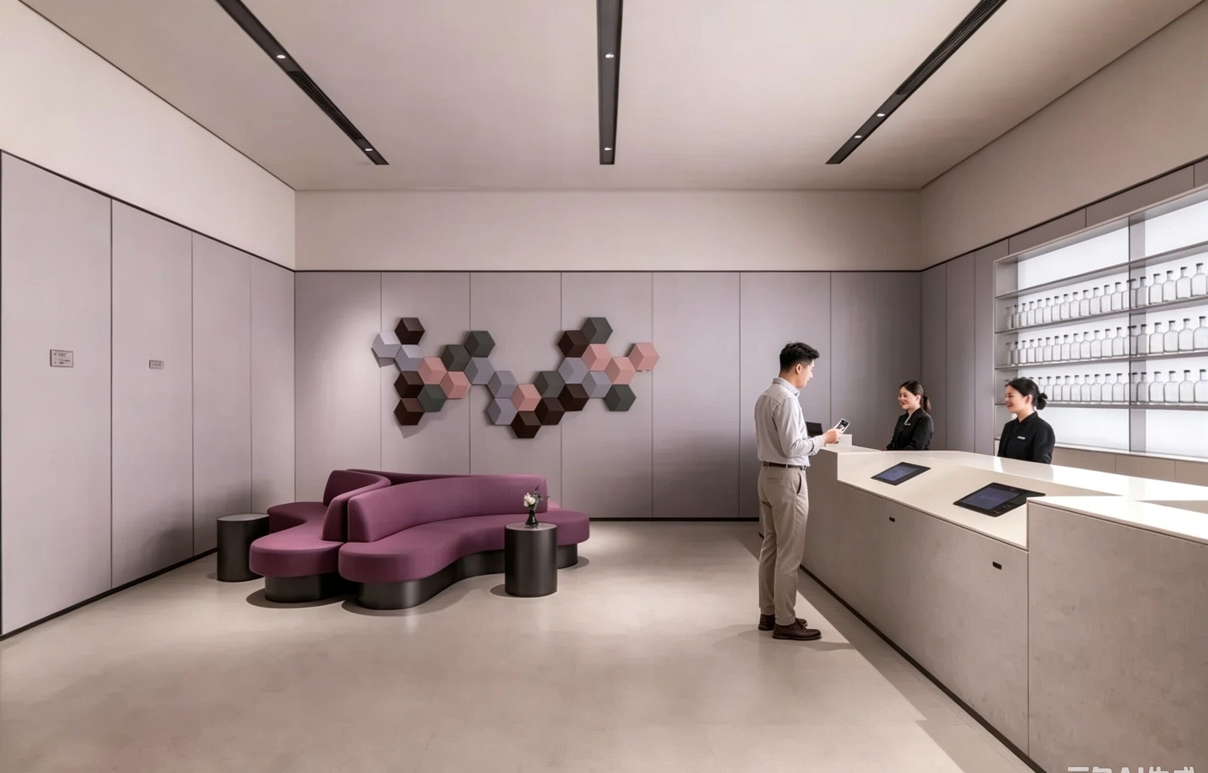 Um interior moderno com um balcão de receção, um sofá roxo e uma parede com padrões geométricos.