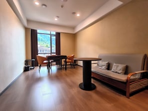 Suite-Estúdio de Luxo, 1 cama queen-size, casa de banho privativa, vista para a colina | Interior