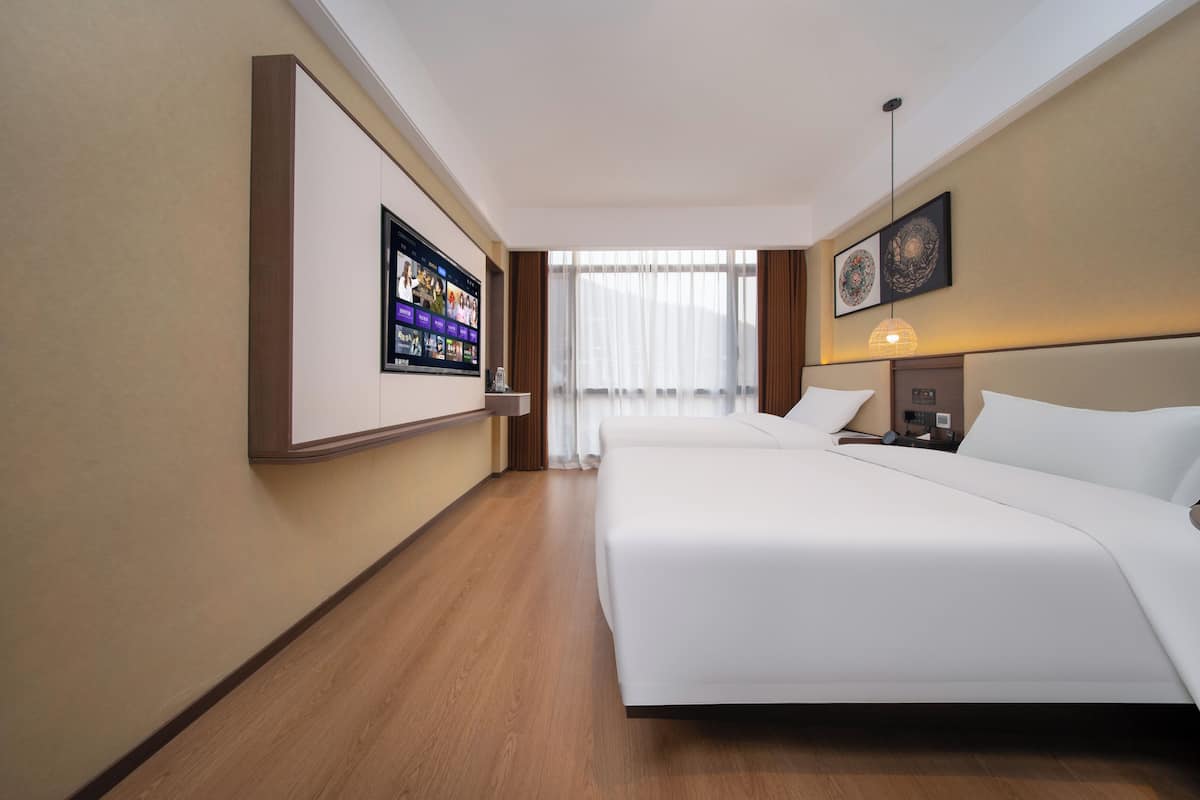 Quarto Duplo ou Twin Deluxe, várias camas, casa de banho privativa, vista para a colina | Lençóis de algodão egípcio, roupa de alta qualidade, edredões de penas