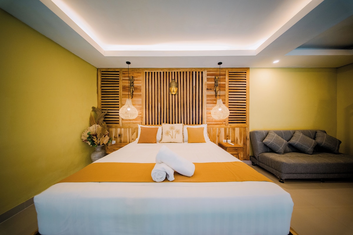 Loft Deluxe, vista para a piscina | Secretária, secretária adequada para computadores portáteis