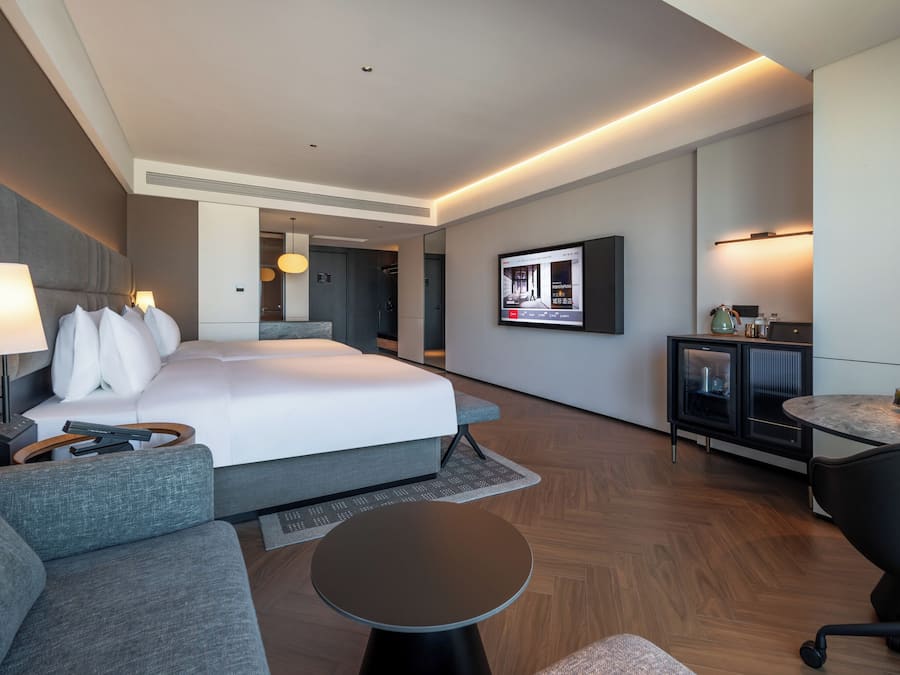 Quarto Twin Standard, vista para o rio | Minibar grátis, secretária, cortinas/cortinados opacos