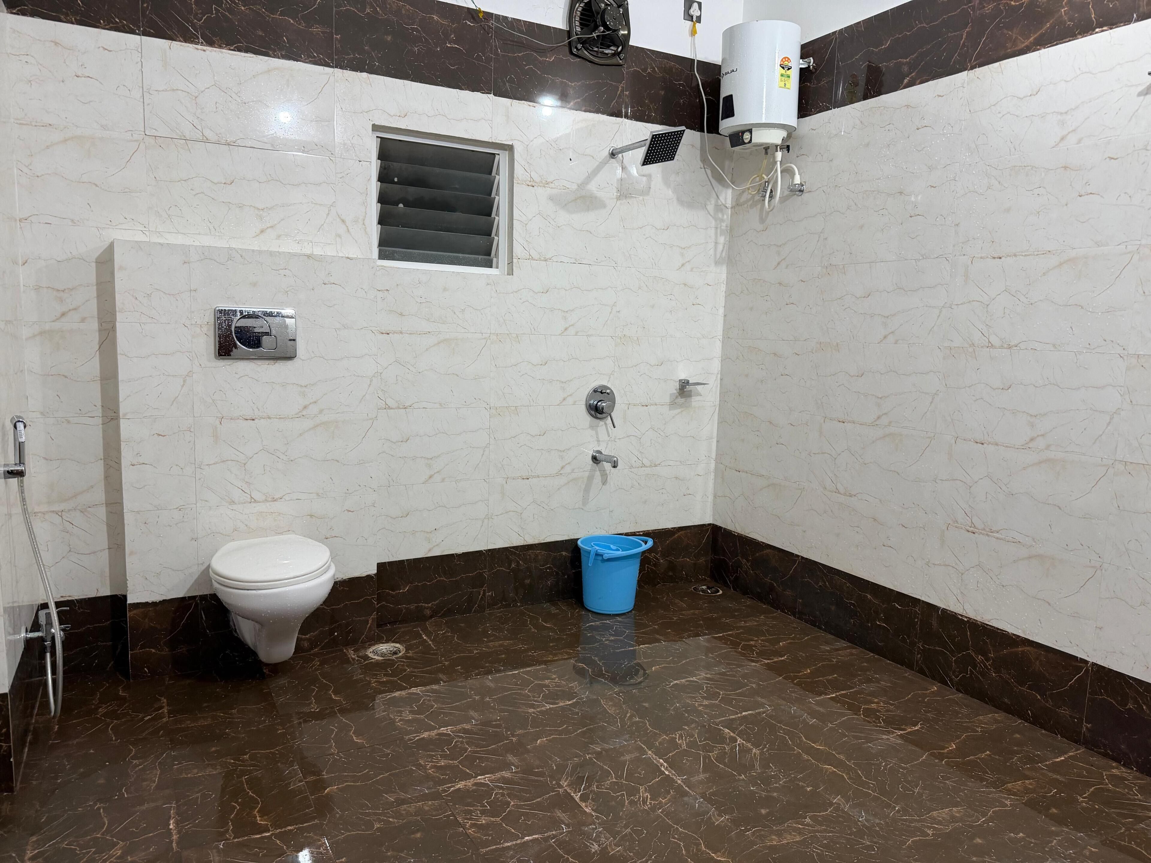 Chuveiro, toalhas de banho, sabonete, shampoo